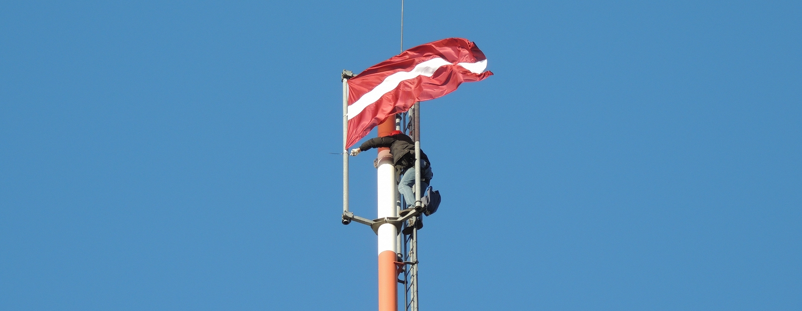 LVRTC tornī pirmo reizi pacelts valsts karogs / Diena