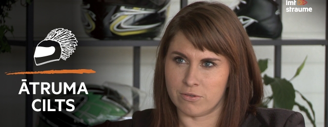 Ātruma cilts video: Sanda Dejus uzvar cīņu ar ačgārnu žiguli / Diena