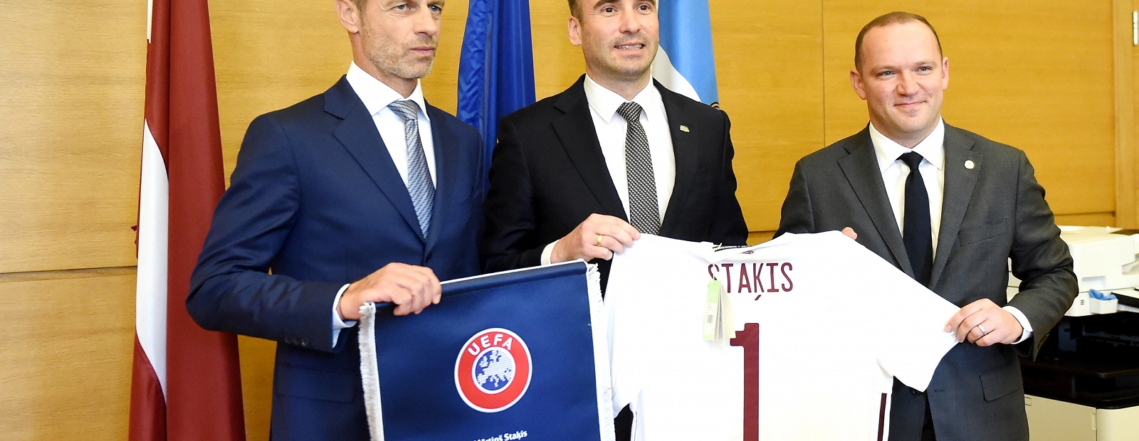 Nacionālo futbola stadionu Rīgā varētu būvēt Lucavsalā vai Uzvaras ...