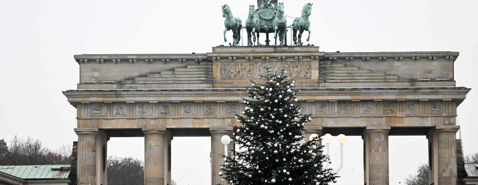 Klimata aktīvisti nozāģējuši Brandenburgas vārtu svētku egles galotni ...