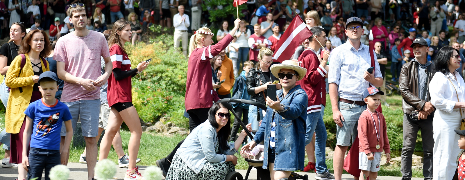 Latvijas hokeja fani nav nodarījuši postījumus Rīgas puķudobēm / Diena