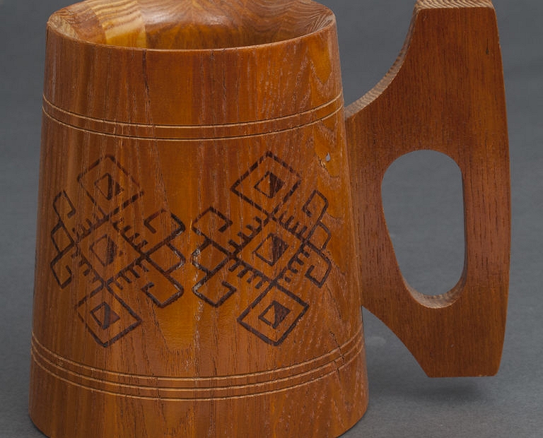 Māra Egles alus kausu kolekcija izstādē Alus kausi / Diena