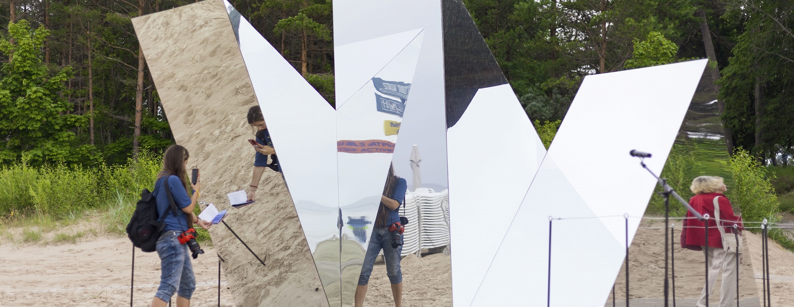 Dubultu pludmalē uzstādīts tēlnieka Kirila Panteļejeva vides objekts ...