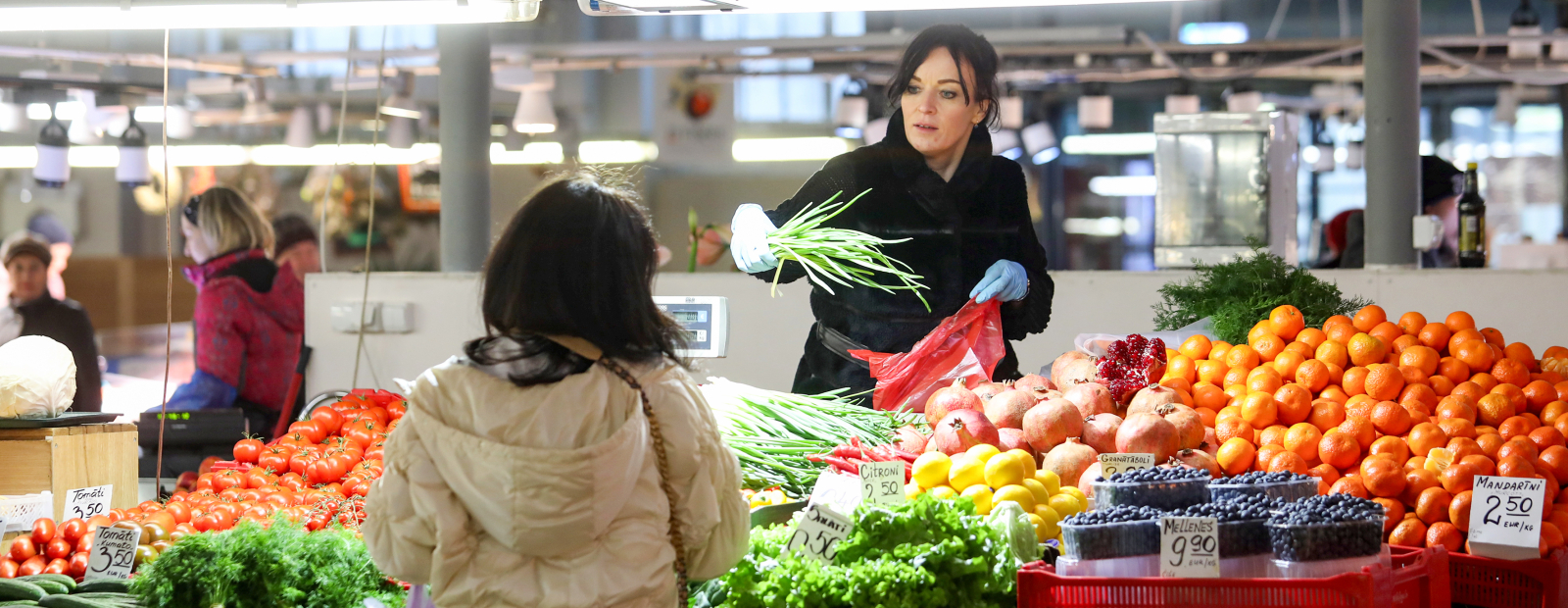 Skaidras naudas darījumus paliks zem lupas / Diena