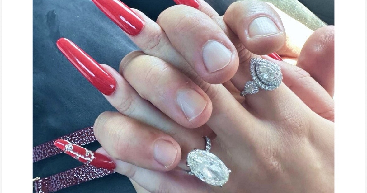 Izstāde Hands, touching hands. Mark Emms — A tribute to Bella Thorne ...